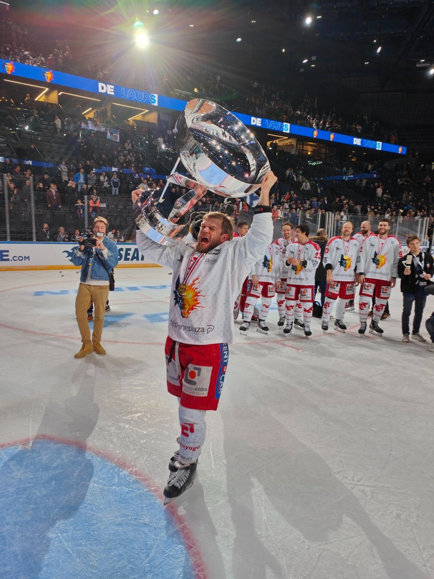 Hockey sur glace : les Brûleurs de Loups remportent la Coupe de France ...